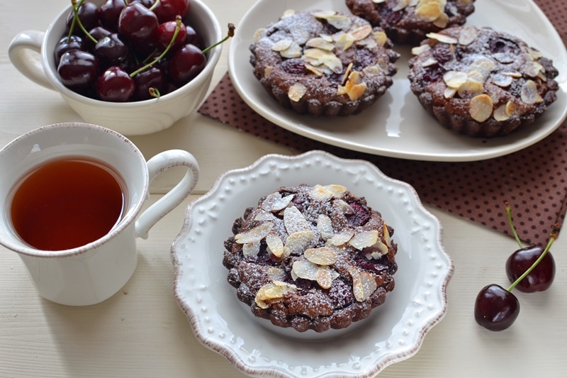 Crostatine al cioccolato, ciliegia e mandorla - Vallé Italia